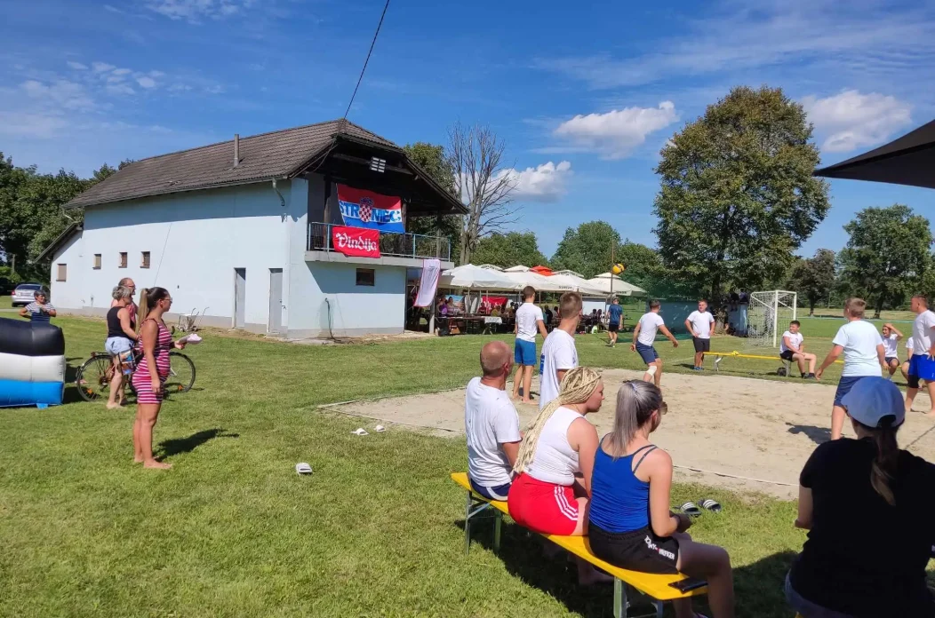 FOTO Održane 4. 'Strmske seoske igre', ekipa 'Linije' najuspješnija ...