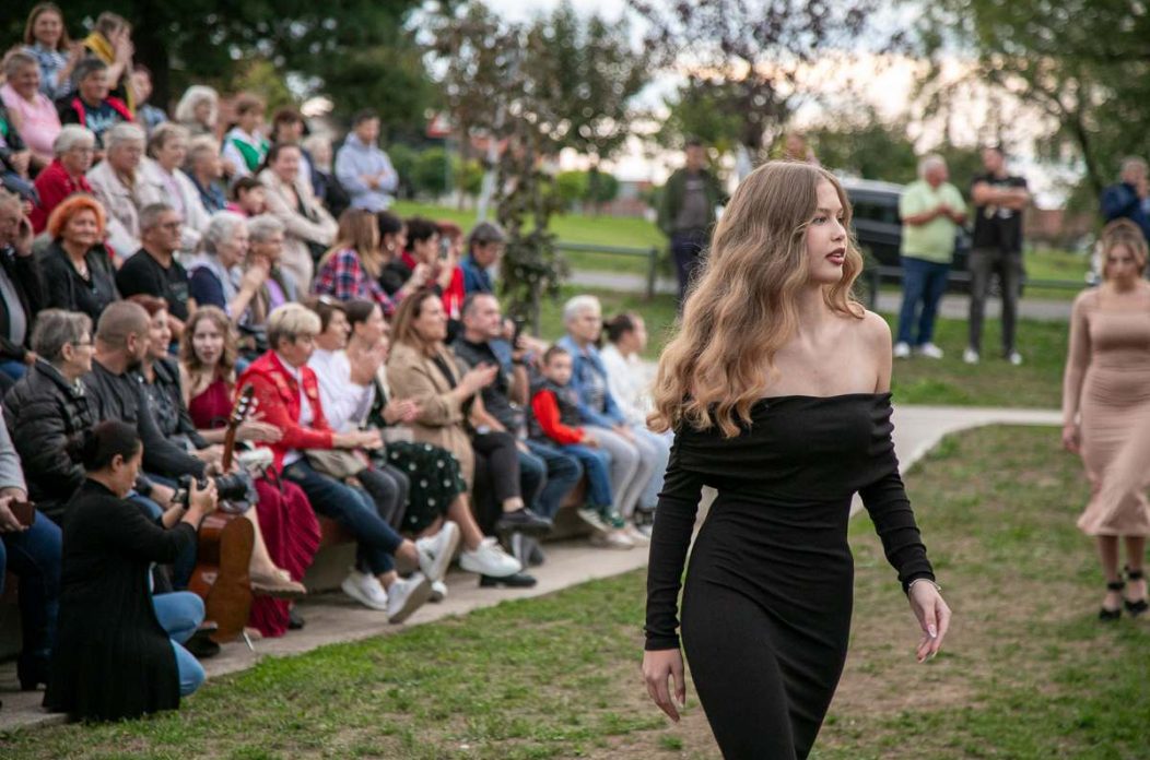 FOTOGALERIJA U Sračincu održana modna revija i revija frizura obrtnica ...