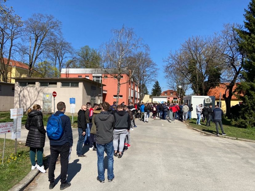 FOTO Ovo je red za testiranje na koronavirus u krugu varaždinske ...