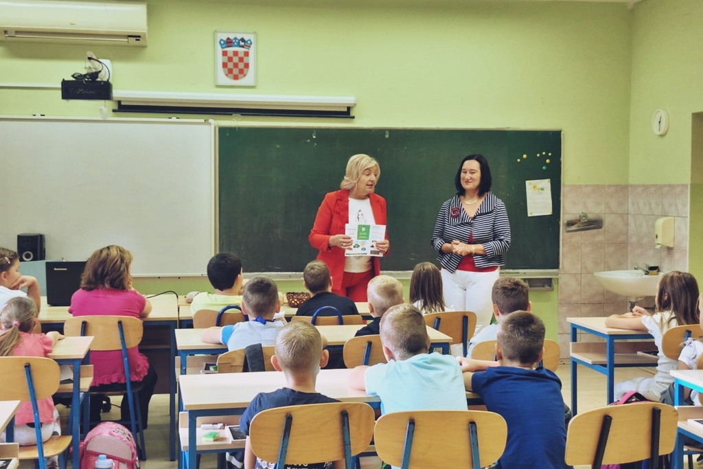 FOTO Prvašići učili o razvrstavanju otpada uz edukativne letke - Varazdinski.hr
